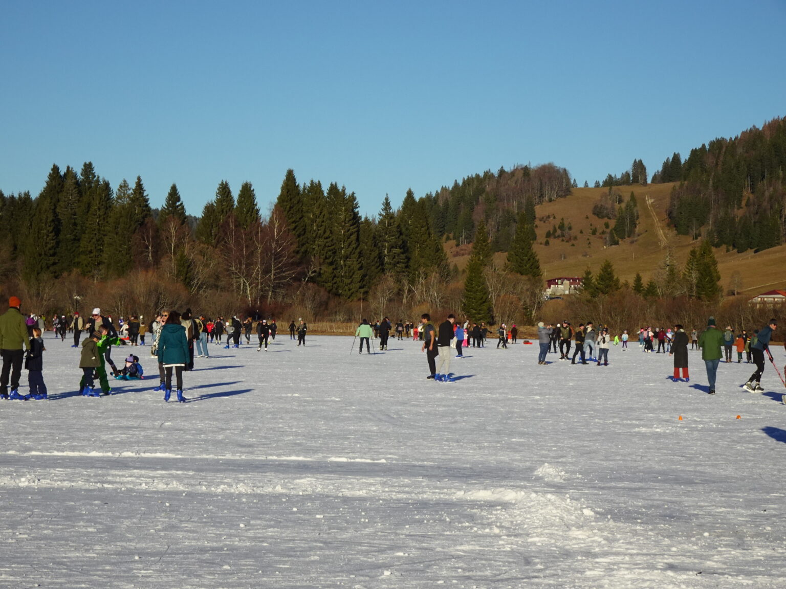 Jura. Patiner sur le lac de Lamoura : la magie de l'hiver