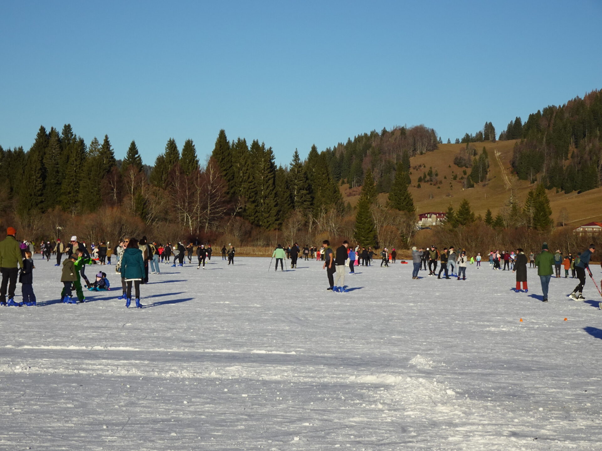 Jura. Patiner sur le lac de Lamoura : la magie de l'hiver