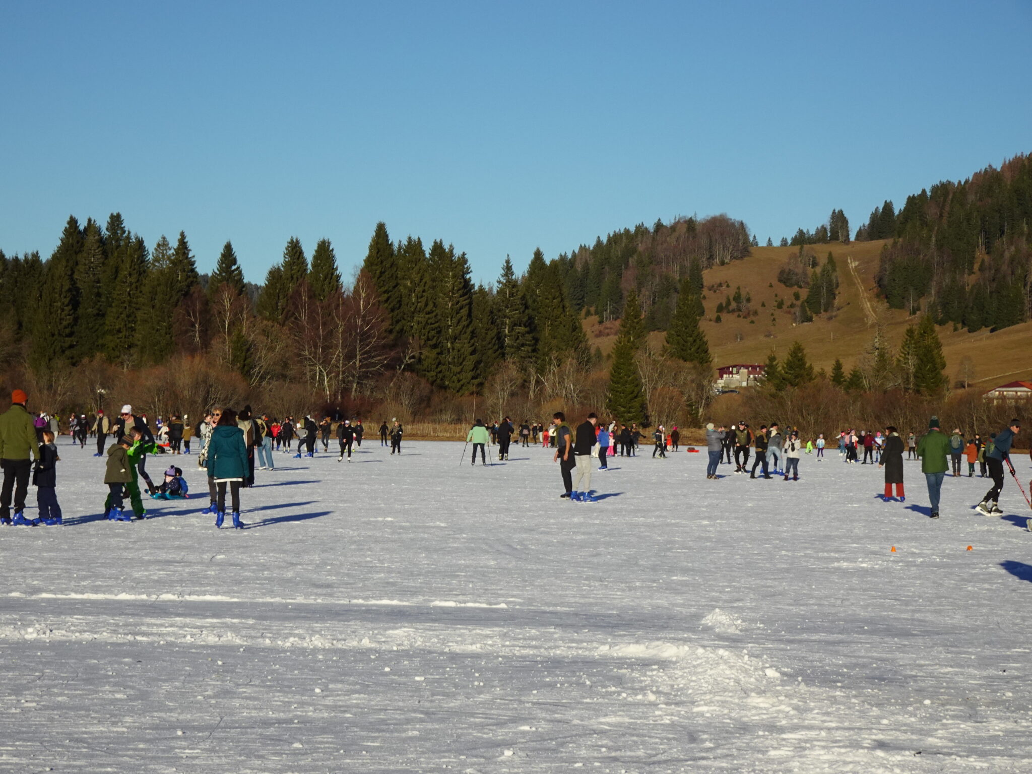 Jura. Patiner sur le lac de Lamoura : la magie de l'hiver